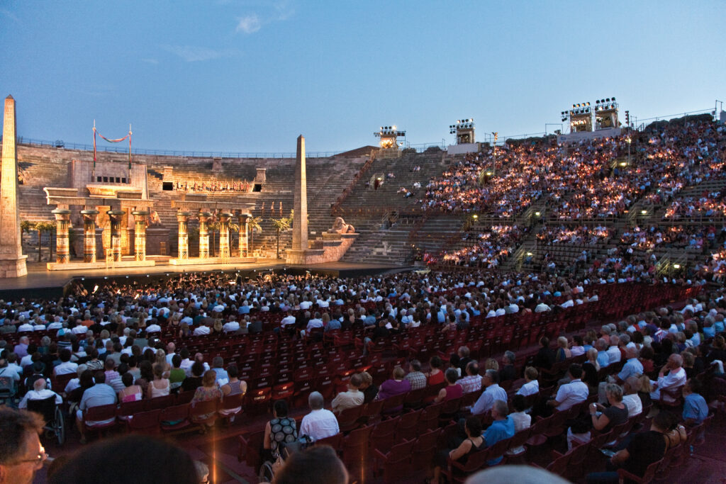 Zuschauer und Bühne in der Arena von Verona bei Nacht - Mondial Tours